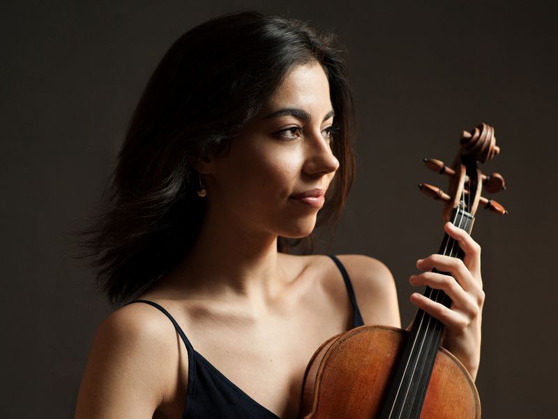 La violista Sara Ferrández y el director Kazuki Yamada con la Orquesta ...