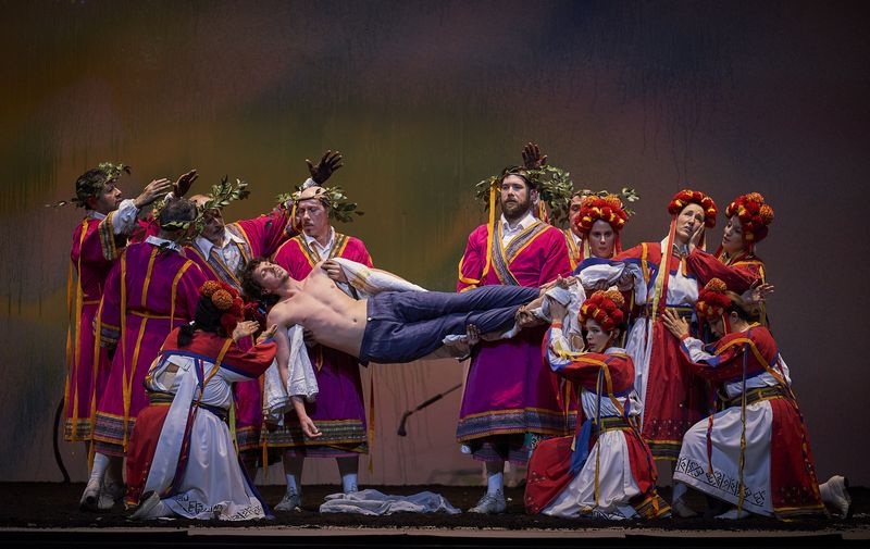 Romeo Castellucci debuta en el Liceu con Requiem, hipnótica producción ...